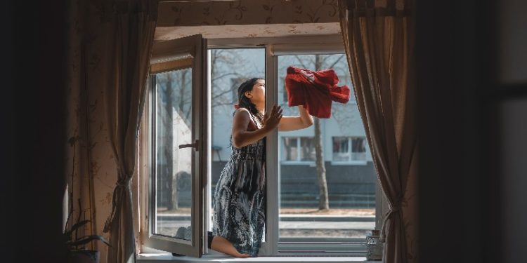 Top 5 Fantastic Window Cleaning Hacks Using Household Items Only ...