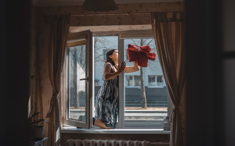 Top 5 Fantastic Window Cleaning Hacks Using Household Items Only ...